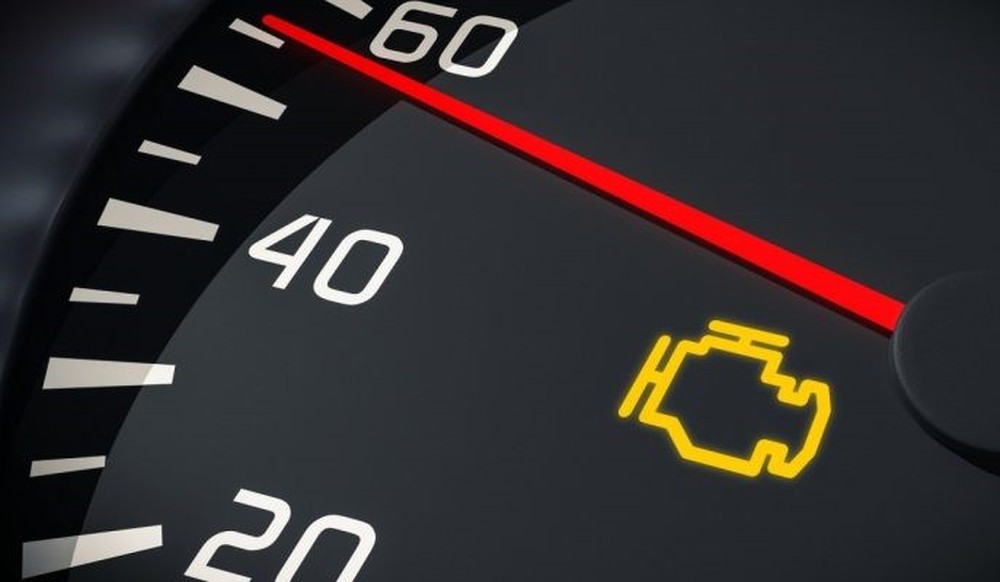 Pode dirigir a luz da injeção acesa no painel do carro