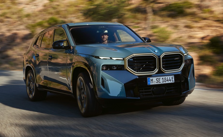 BMW XM é SUV híbrido de até 750 cv com logotipo na janela e 100 lâmpadas de LED na cabine