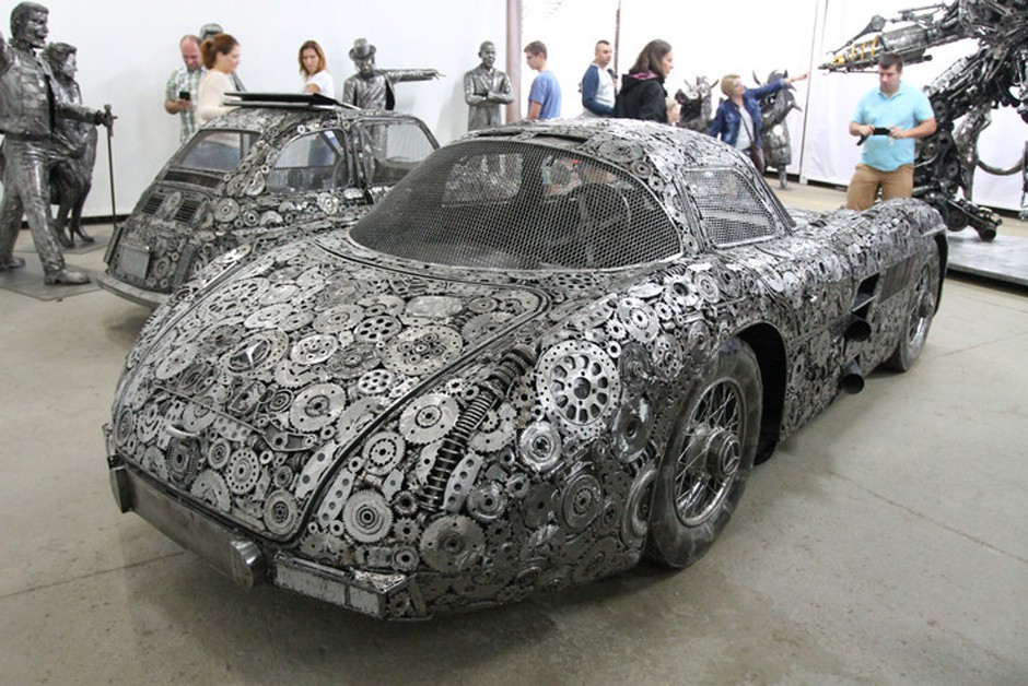 Artistas criam réplicas de carros com sucata de ferro velho