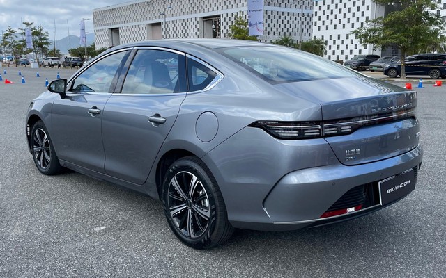 BYD King x Toyota Corolla: compare tamanho, motores, consumo e equipamentos