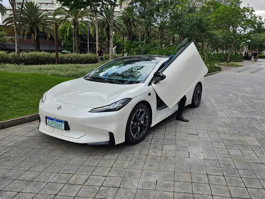 Flagra: GAC Hyptec GT de 340 cv e portas estilo Lamborghini está no Brasil