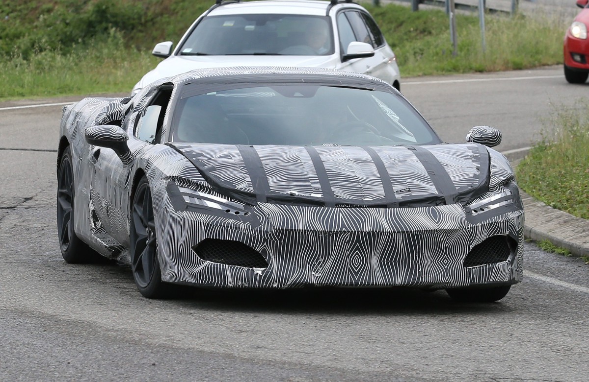 Flagra: próxima Ferrari híbrida usará um inédito motor compacto