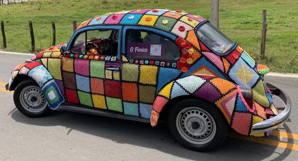 Artesã veste VW Fusca de crochê para vencer depressão: 'Cura da alma'