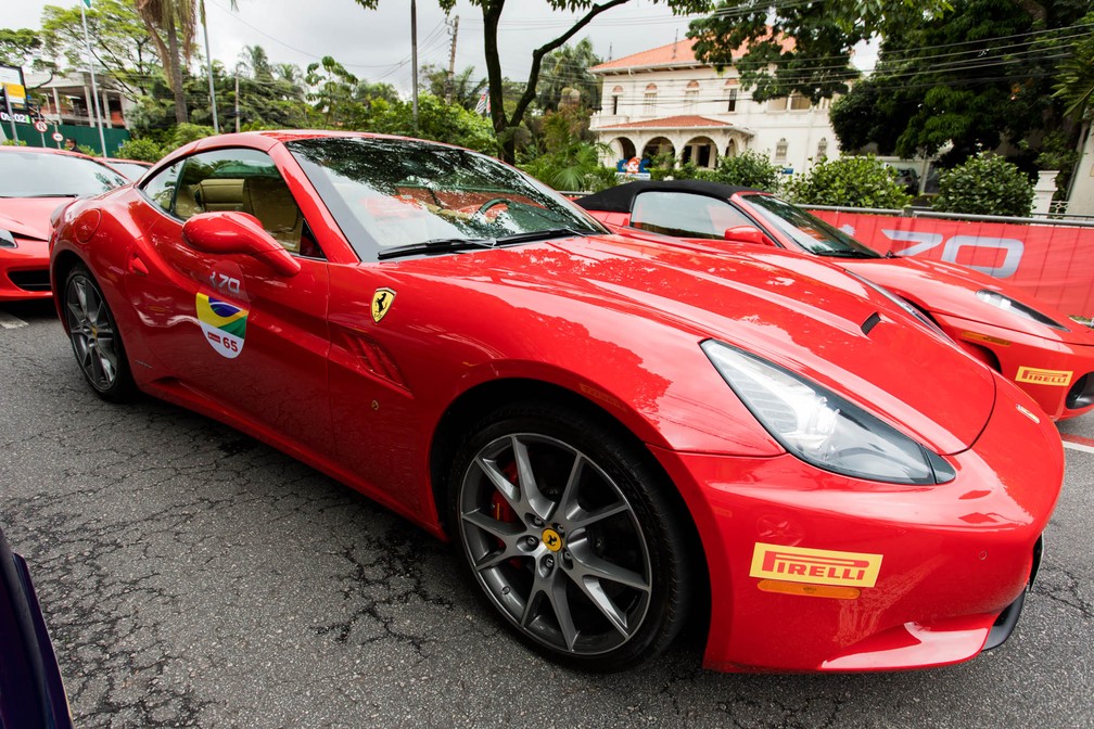 Ferrari comemora 70 anos com carreata até o Autódromo de Interlagos; FOTOS