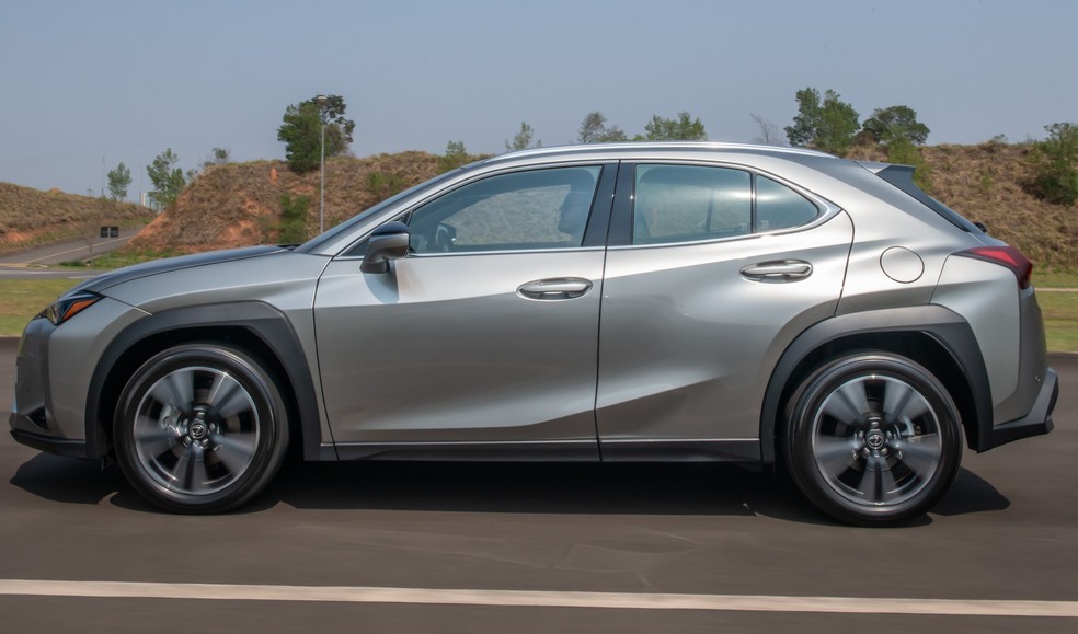 Teste: Lexus UX 300h troca de motor para tentar sair da sombra do BMW X1