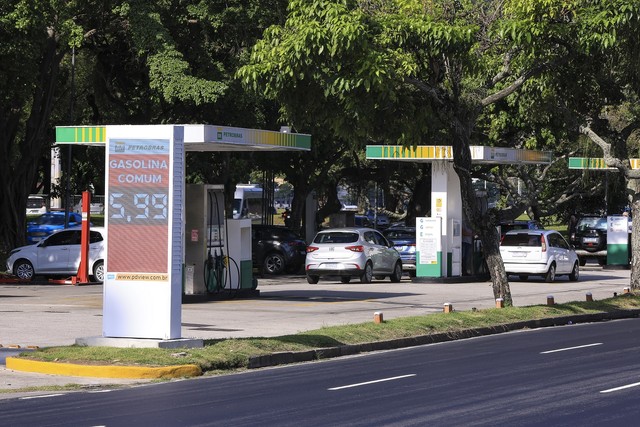Gasolina começa 2026 mais cara com aumento de ICMS; veja preço por estado
