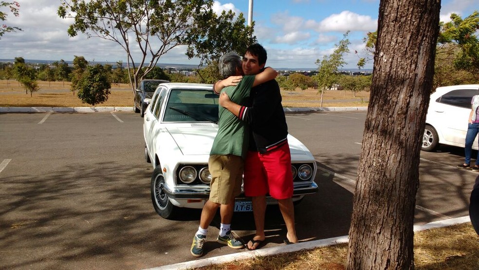 Pai compra Alfa Romeo em estado de sucata, restaura e faz surpresa para ...