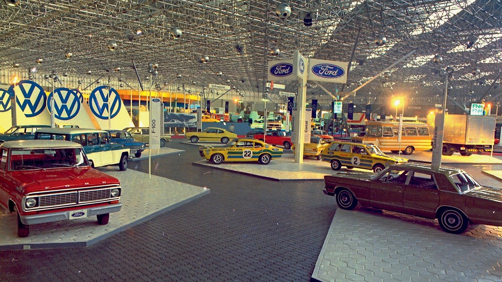 Era assim o estande da Ford no Salão do Automóvel de SP há quase 50 anos