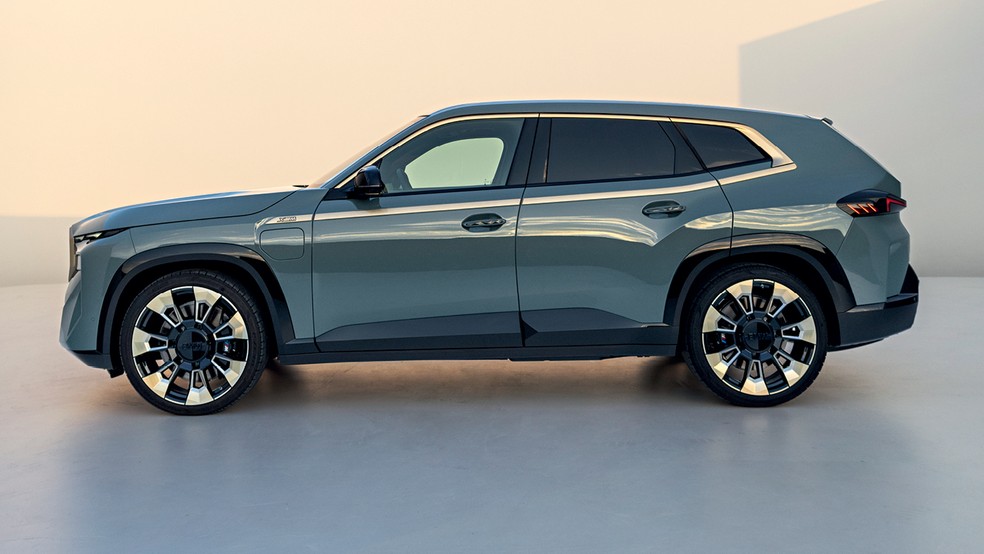 BMW XM é SUV híbrido que faz 66 km/l e acelera feito um Lamborghini ...