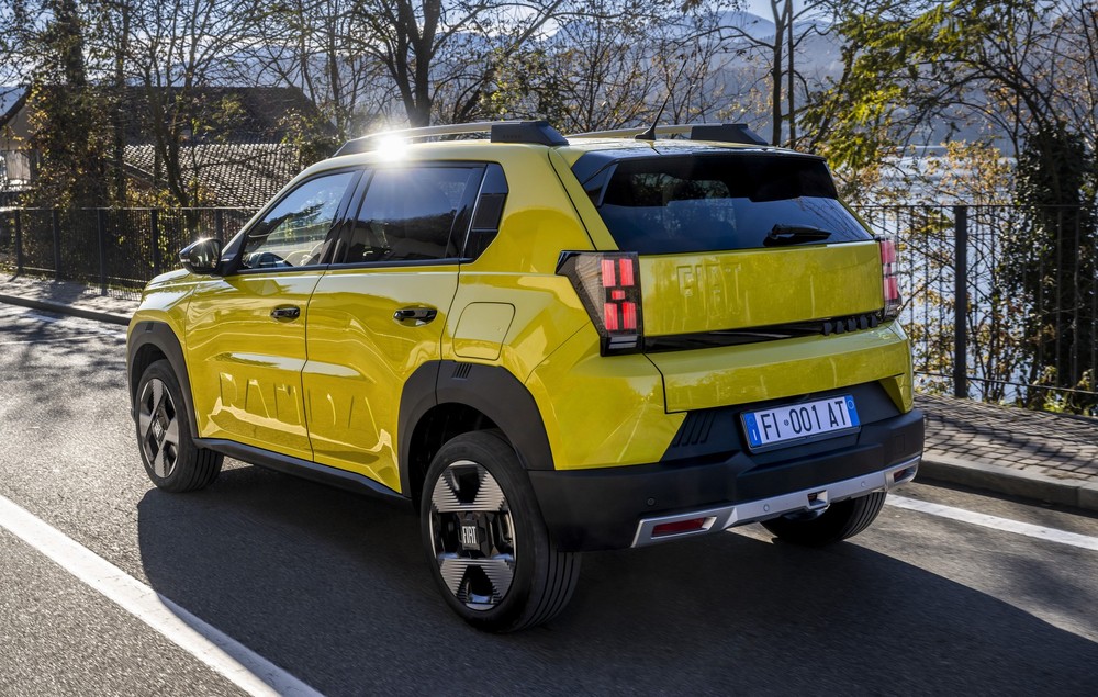 Fiat Grande Panda estreia com motor híbrido e itens de Jeep Compass