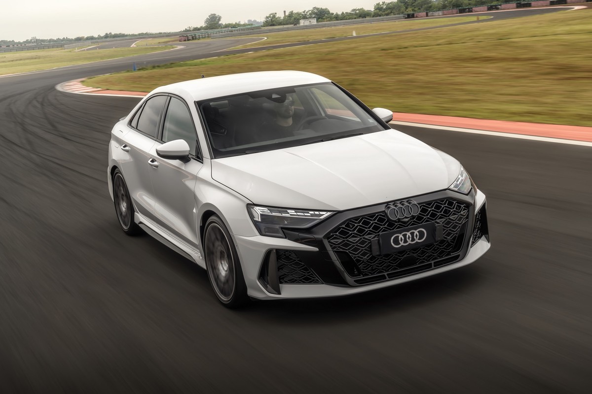 Audi RS3 Sedan retorna ao Brasil após superar BMW M2 em pista de F1