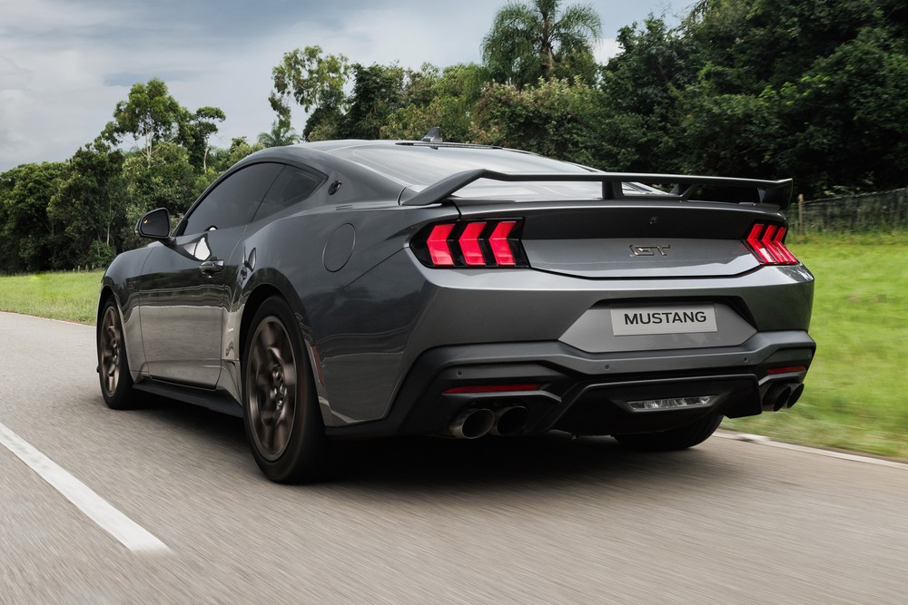 Como é dirigir um Ford Mustang manual no Autódromo de Interlagos
