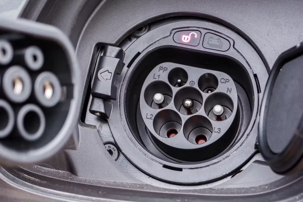 Tomada de carro elétrico: conheça os tipos de plugue de carregamento