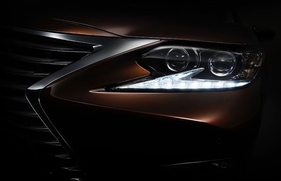 Lexus divulga teaser do sedã ES, que será renovado em Xangai