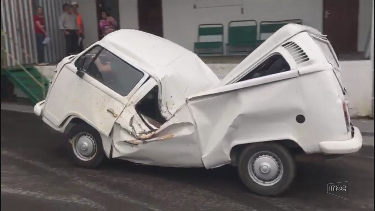 Entenda como uma Kombi consegue rodar mesmo destruída por árvore