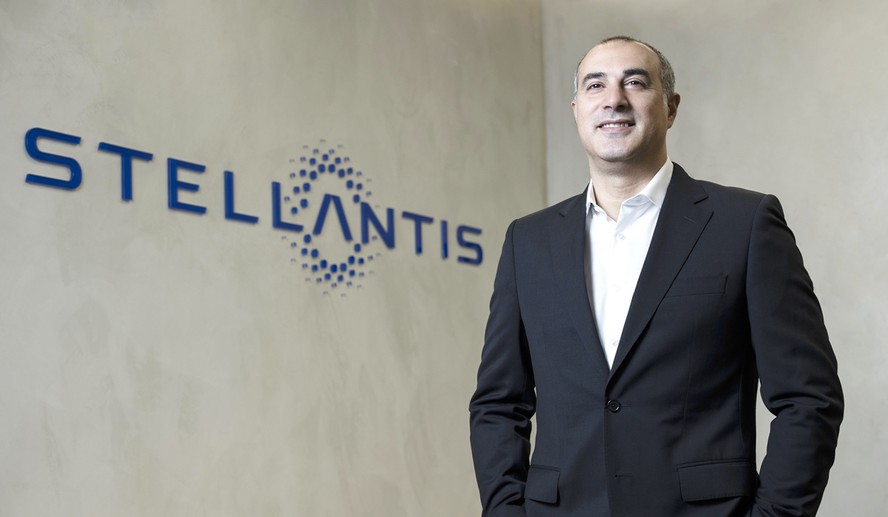 Novo CEO da Stellantis confirma 1º híbrido flex da empresa já em 2024