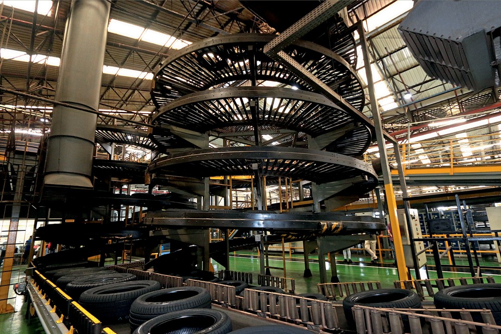Da borracha ao carro: entenda as etapas da complexa fabricação de um pneu