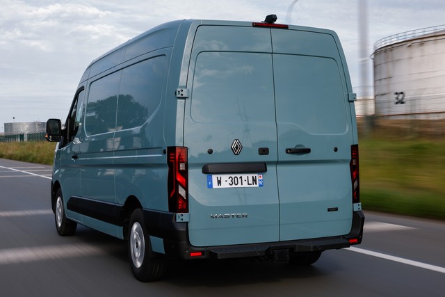 Nova Renault Master chega ao Brasil em 2027 com versão elétrica