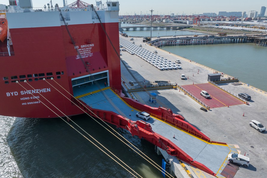 BYD traz 7 mil carros ao Brasil usando maior navio de carga do mundo