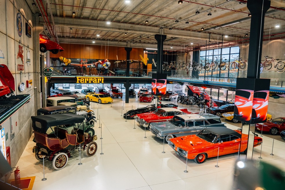 Com Plymouth Superbird e Corvette Split Window, museu de carro antigo ...
