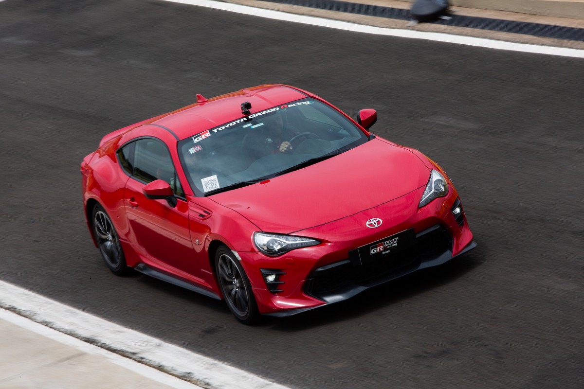 Toyota GT86 continua surpreendente, mesmo 10 anos depois; leia o teste