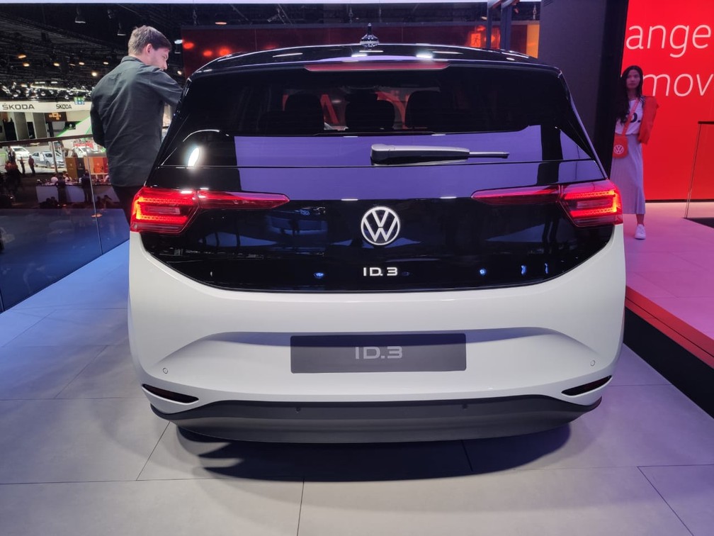 Volkswagen mostra o 'elétrico popular' ID.3 e revela novo logotipo da marca