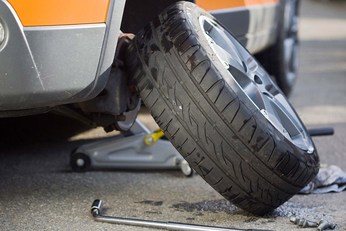 Como trocar o pneu do carro com segurança: veja passo a passo
