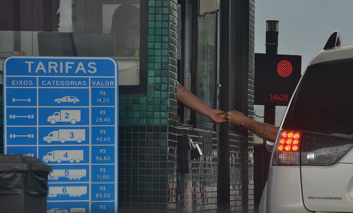 Carros podem pagar pedágio urbano para financiar ônibus e metrô em nova lei