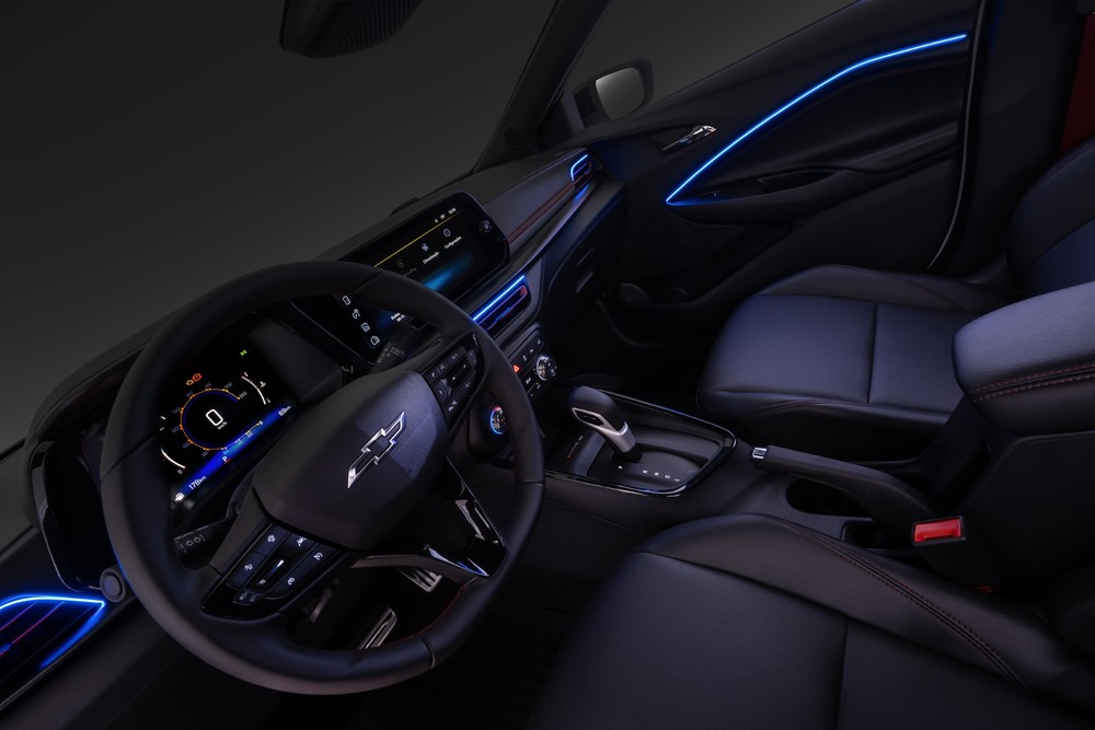 Chevrolet Sonic revela interior e 'entrega' painel mais refinado que o Onix