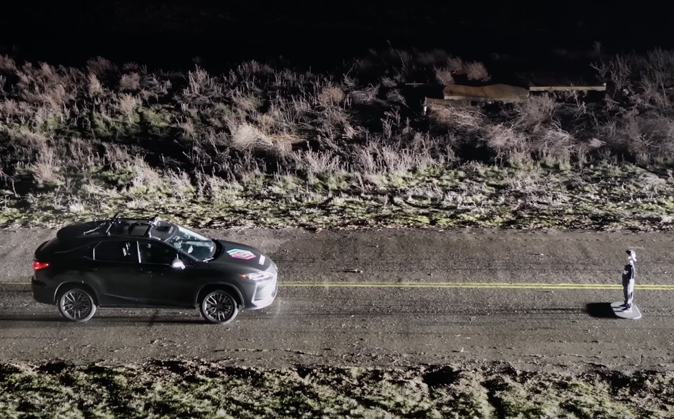 Vídeo: influencer faz “teste do papa-léguas” com Tesla autônomo