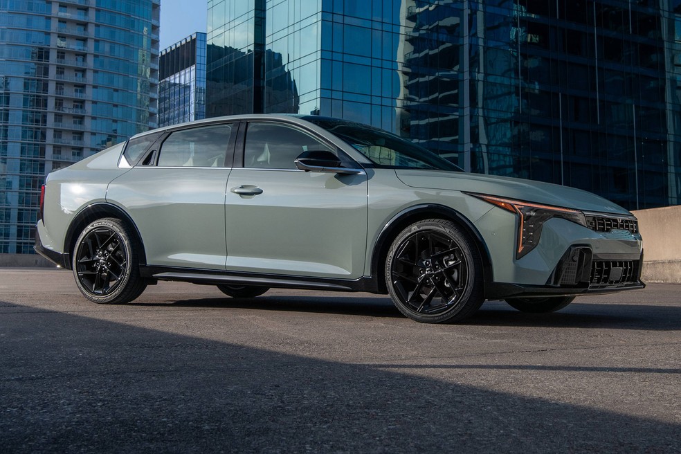 Kia K4 chega ao Brasil em 2025 para encarar Toyota Corolla e Nissan Sentra