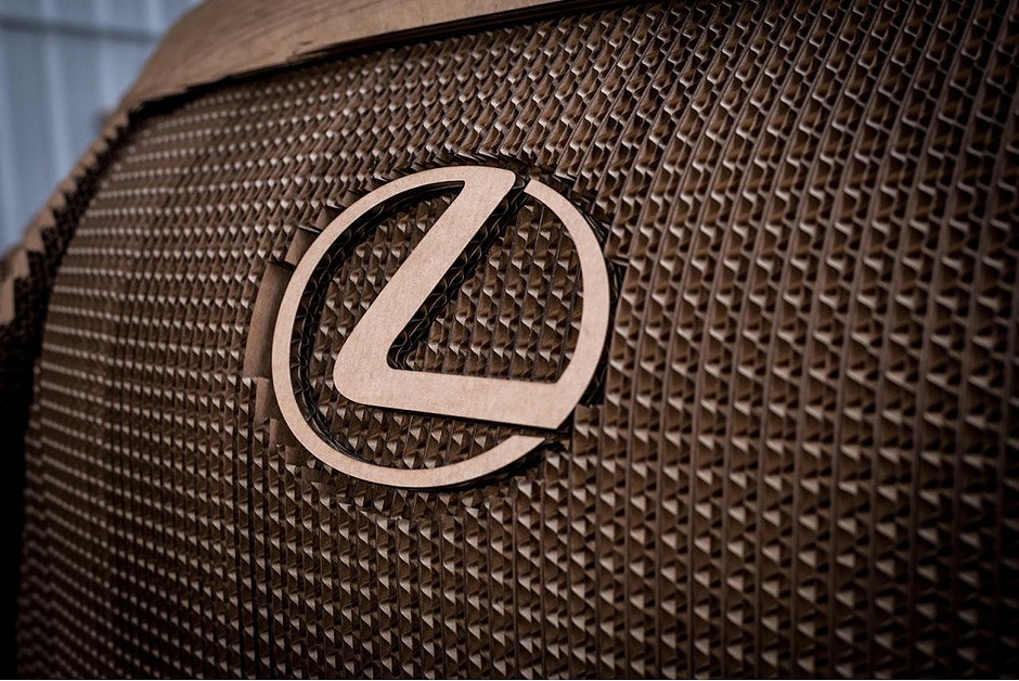 Vídeo: Lexus IS ganha versão de papelão com motor de verdade