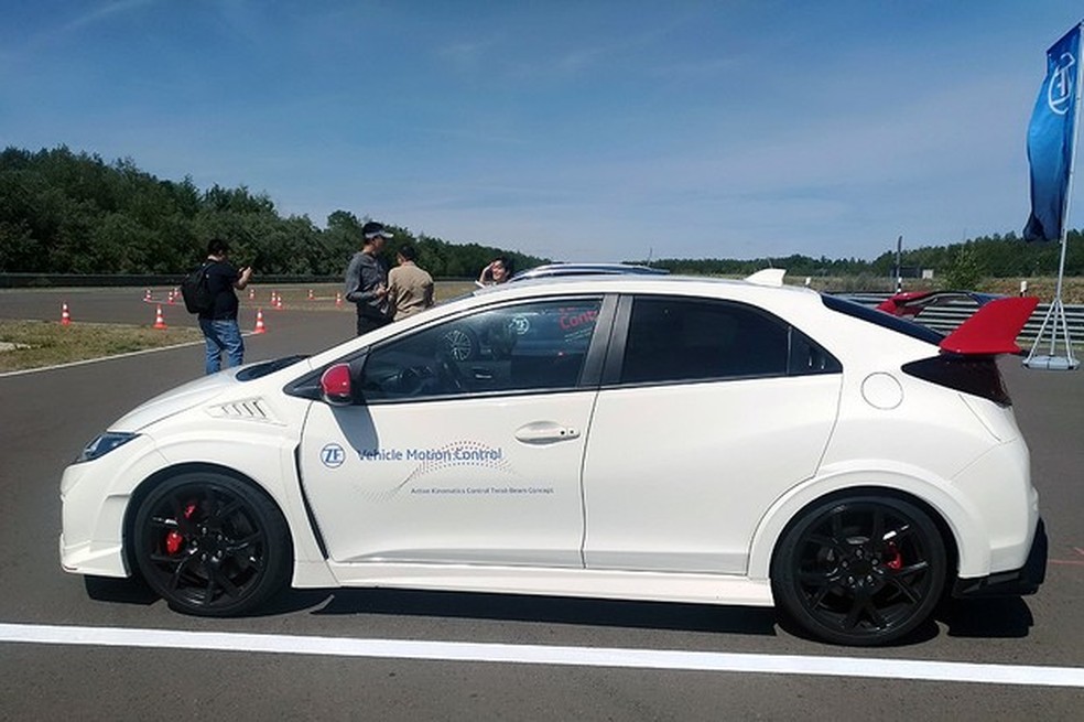 Aceleramos um Honda Civic Type R com rodas traseiras esterçantes