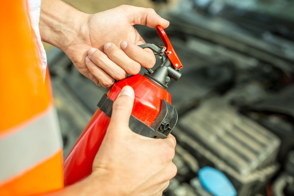 Extintor de incêndio no carro ainda é obrigatório? Saiba como usar