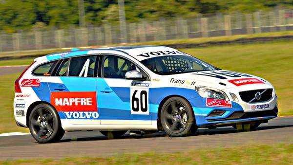 Aceleramos o Volvo V60 Racing no Autódromo Velopark