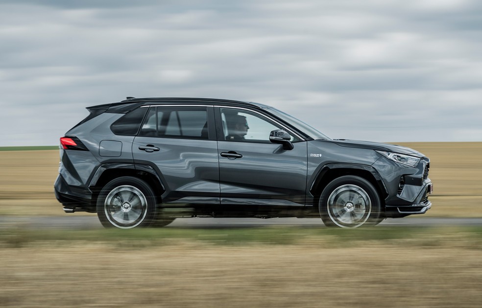 Toyota RAV4 PHEV será vendido no Brasil como teste para motor híbrido flex