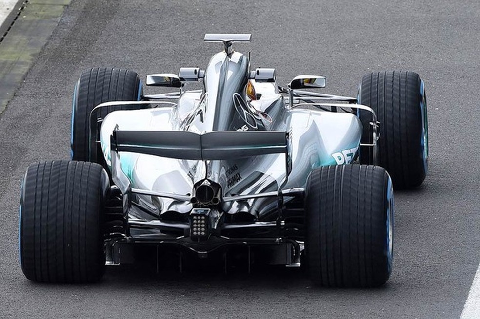 Mercedes lança elegante F1 W08 e pilotos já aceleram