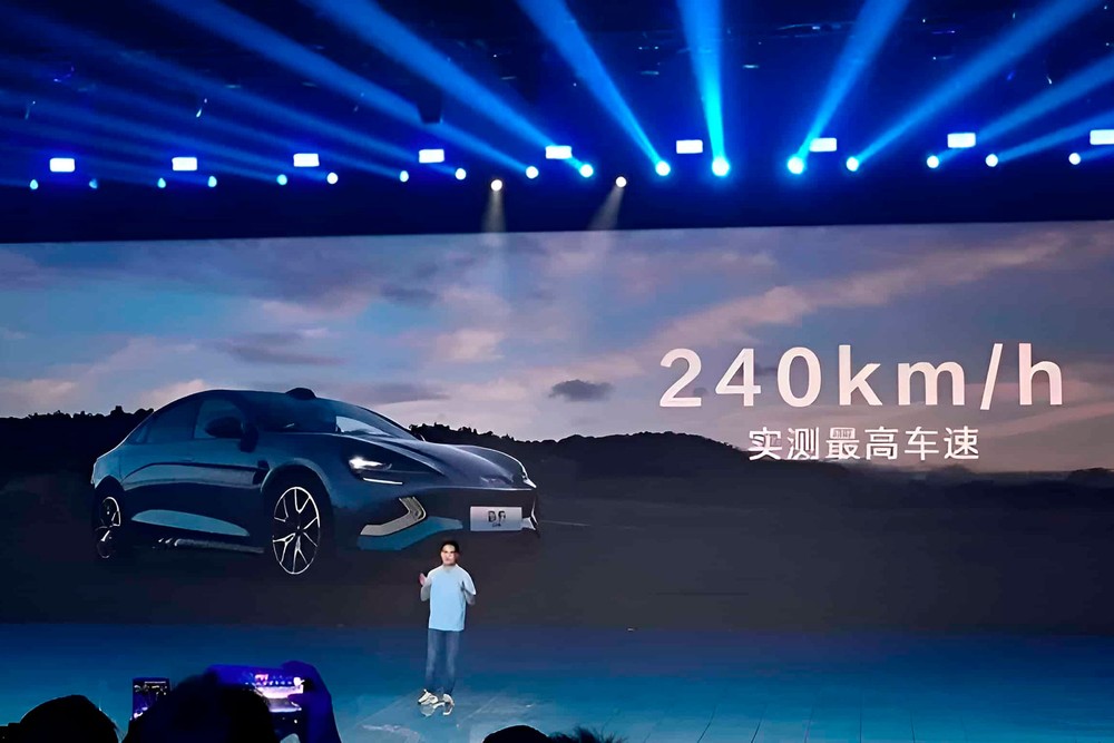 BYD Seal 2025 mantém visual, recarrega mais rápido e chega a 240 km/h