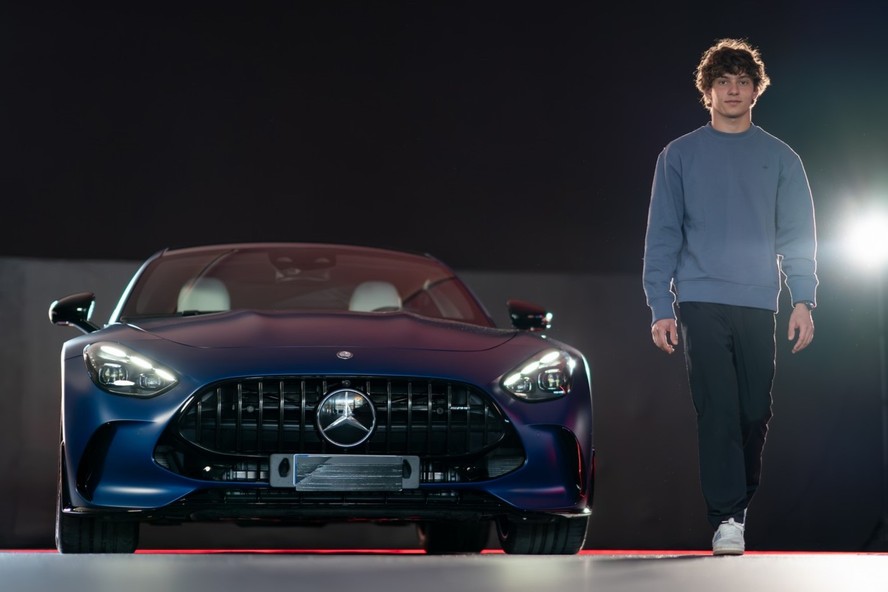 Kimi Antonelli vai à escola dirigindo Mercedes AMG-GT 63 de R$ 1,3 milhão