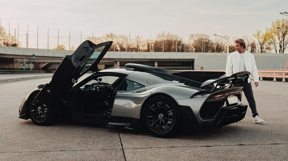 Vídeo: Nico Rosberg recebe seu hipercarro da Mercedes com motor de F1