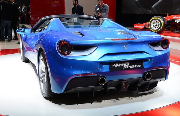 Ferrari 488 faz sua estreia no Salão de Frankfurt