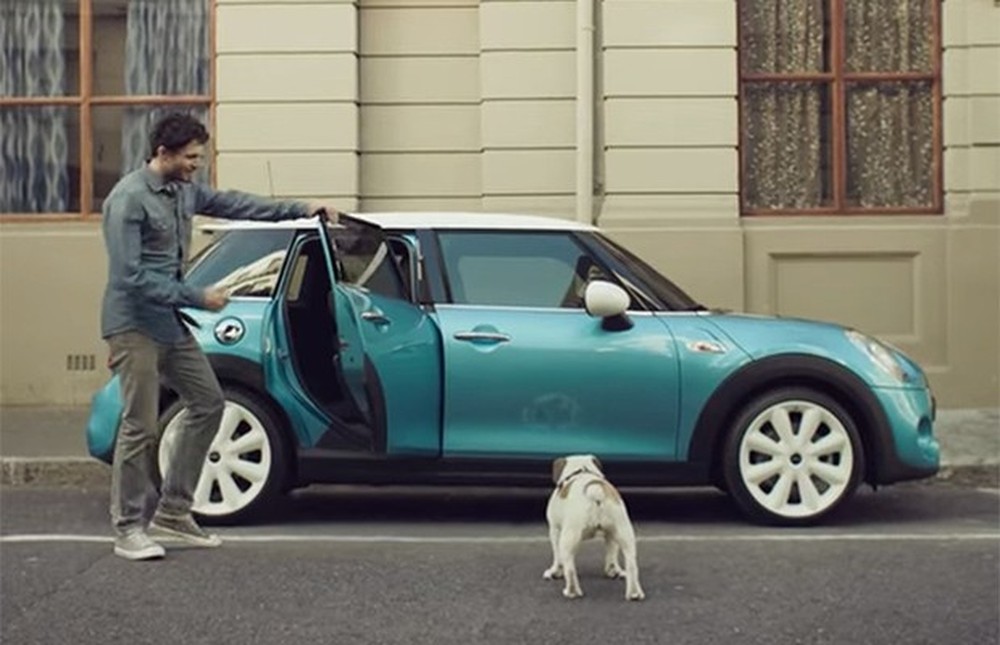 Vídeo: propaganda mostra cachorro estranhando Mini Cooper com 4 portas