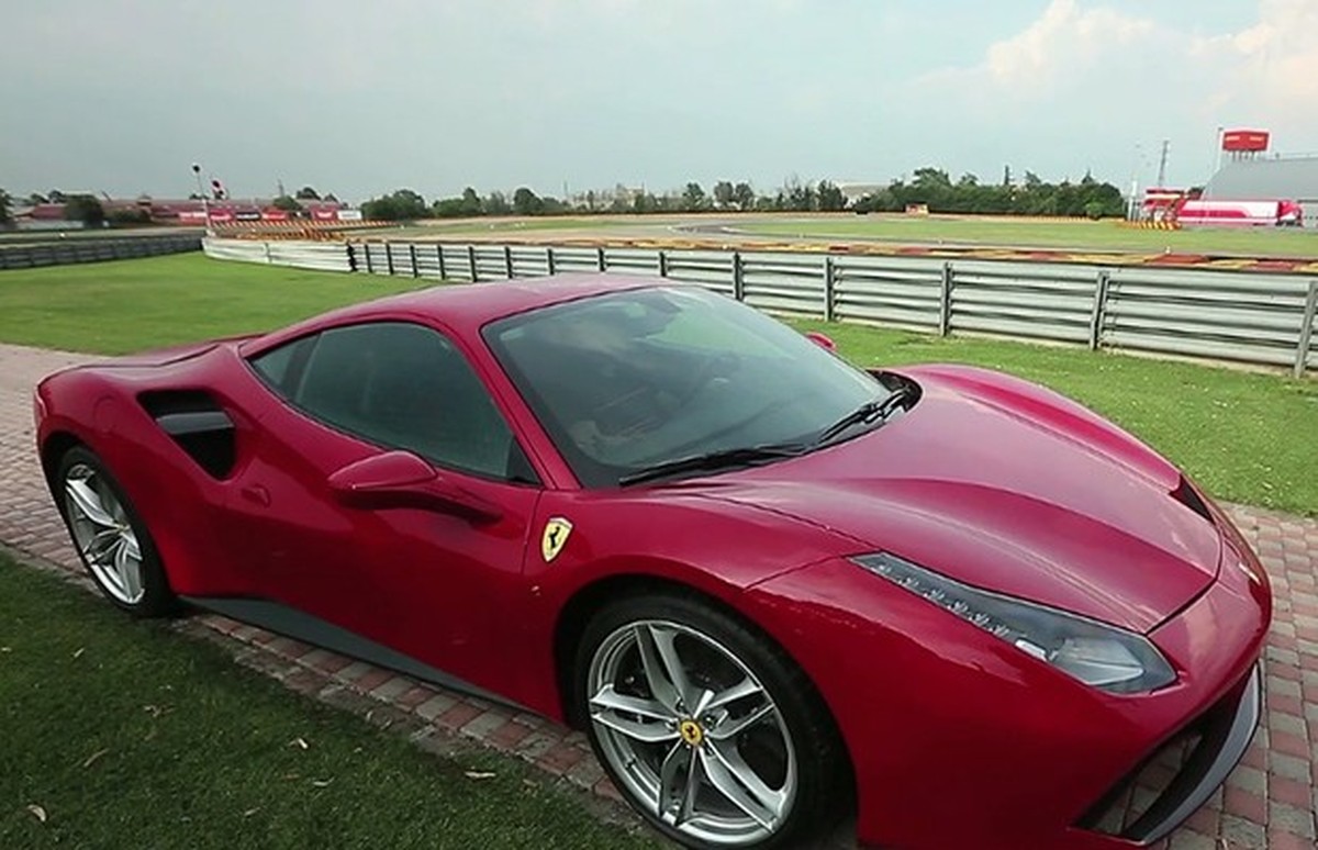 Ferrari 488 GTB em ação no programa Autoesporte