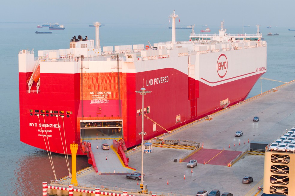 BYD traz 7 mil carros ao Brasil usando maior navio de carga do mundo