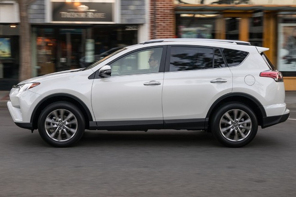 Novo Toyota RAV4 reestilizado já é vendido por R$ 159 mil