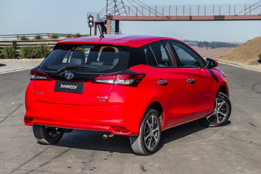 Toyota Yaris é lançado no Brasil em versões hatch e sedã; veja os preços