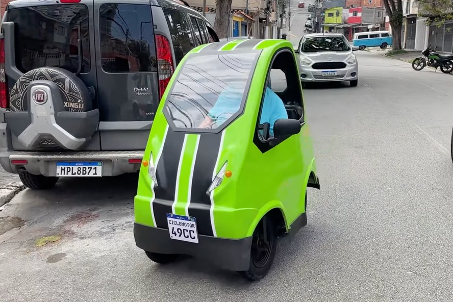 'Menor carro do mundo' é brasileiro e feito sobre uma cadeira de rodas