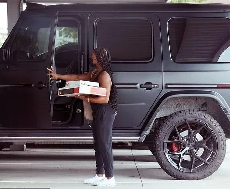 Simone Biles tem jipão de R$ 1 milhão que tem o dobro da sua altura