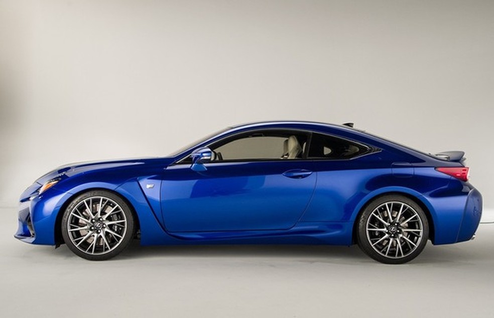 Lexus divulga primeiras imagens do RC F