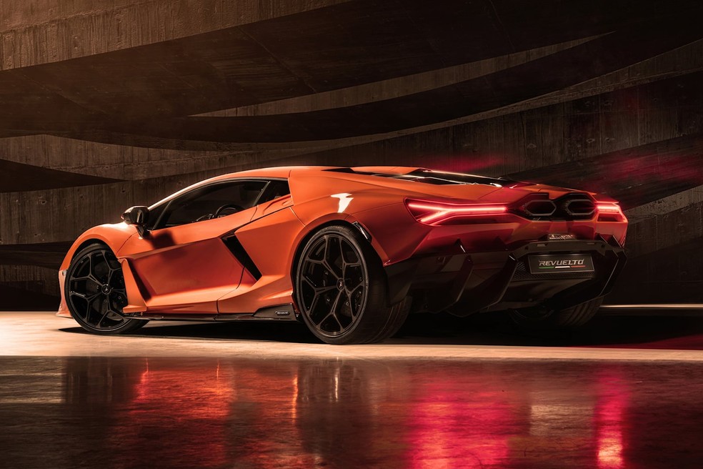 Lamborghini Revuelto de 1.015 cv é o primeiro híbrido plug-in da marca